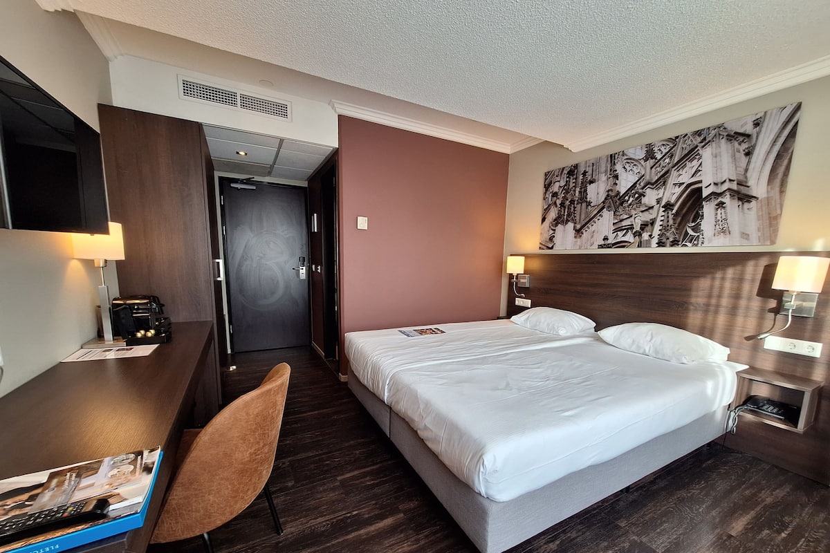 Quarto Duplo Comfort (shower) | Cofre com capacidade para portátil, secretária, Wi-fi grátis