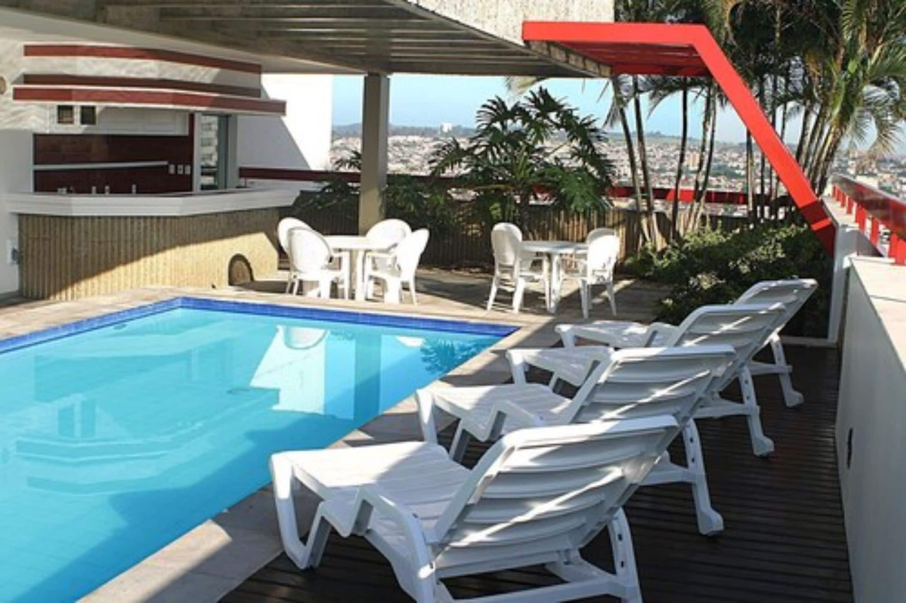 Piscina externa, funciona das 6h às 22h, espreguiçadeiras