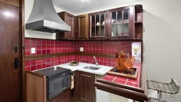 Um micro-ondas (a pedido), utensílios de cozinha