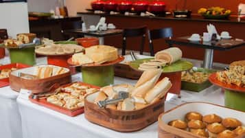 Pequeno-almoço tipo buffet diário (53 BRL por pessoa)