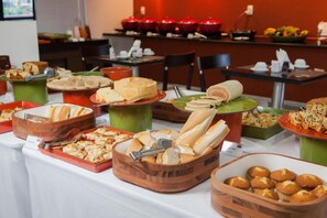 Pequeno-almoço tipo buffet diário (51 BRL por pessoa) 