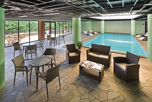 Piscina interior, espreguiçadeiras 