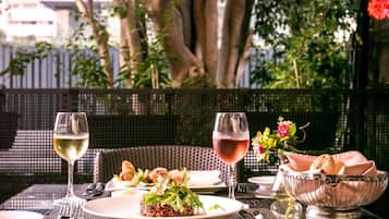 Pequenos-almoços, almoços, jantares servidos, cozinha francesa