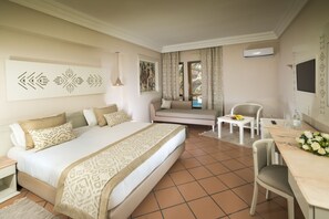 Minibar, cofre no quarto, roupa de cama fornecida 