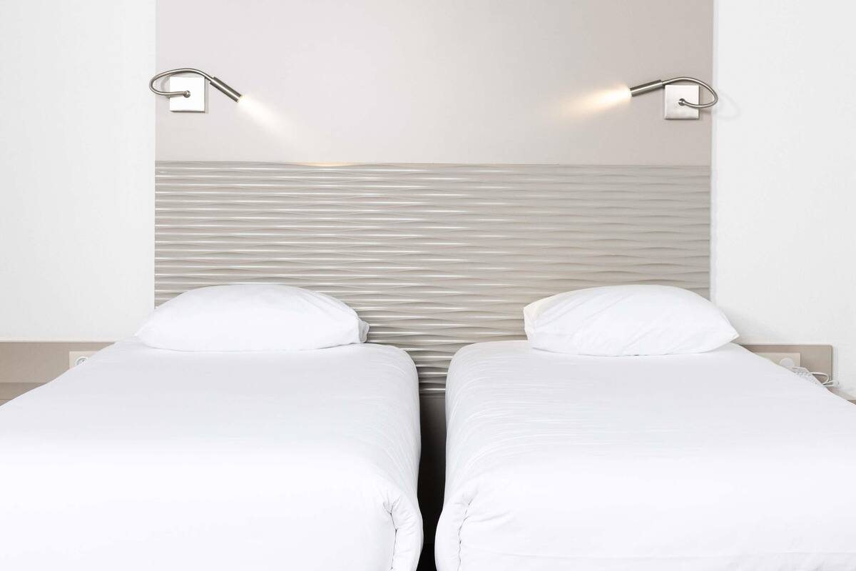 Quarto Standard, 2 camas individuais | Roupa de alta qualidade, camas de colchão Select Comfort, secretária