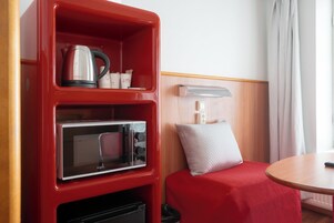 Um frigorífico, um micro-ondas, uma chaleira elétrica 