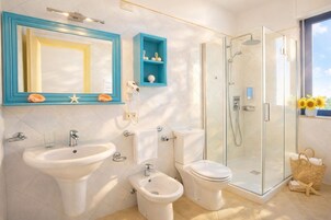 Superior Double Room | Banheiro | Chuveiro, produtos de toalete grátis, secador de cabelo, bidê