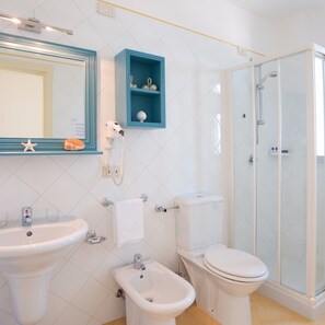 Chuveiro, produtos de toalete grátis, secador de cabelo, bidê