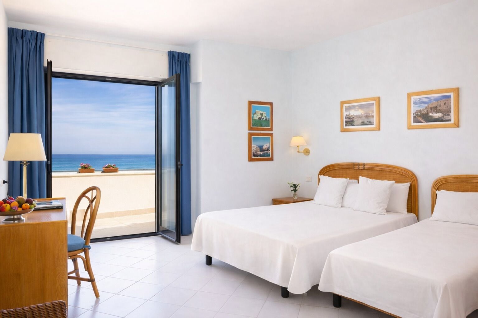 Frigobar, cofres nos quartos, escrivaninha, cortinas blackout