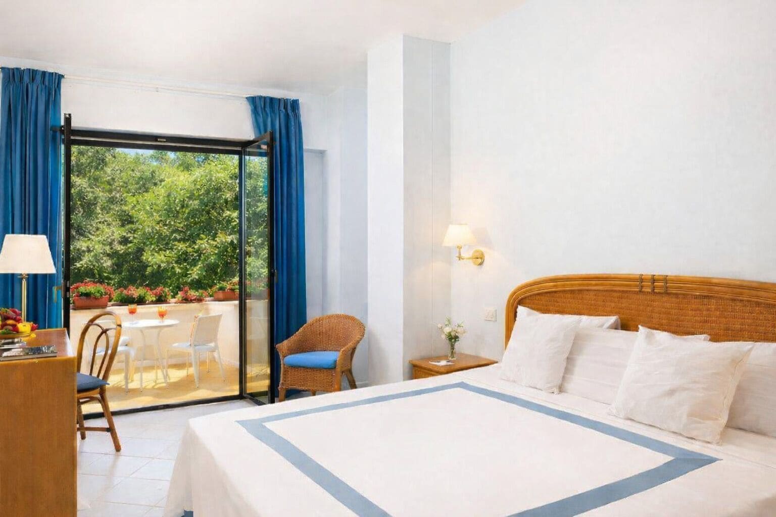 Quarto casal ou duplo standard | Frigobar, cofres nos quartos, escrivaninha, cortinas blackout