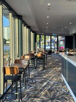 Pequenos-almoços e jantares servidos, com vista para o jardim 