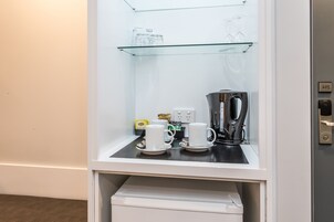 Quarto Triplo Deluxe | Secretária, secretária adequada para computadores portáteis 