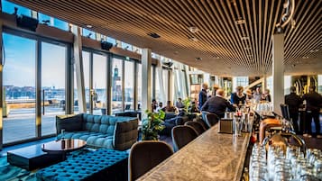 2 bares/lounges, bar na cobertura, saguão/lounge