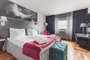 Quarto Superior, 2 camas individuais | Secretária, ferro/tábua de engomar, roupa de cama fornecida