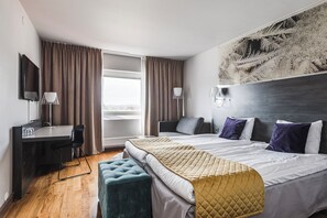 Quarto Twin Standard, não fumadores | Secretária, ferro/tábua de engomar, roupa de cama fornecida 