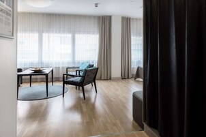 Quarto Familiar (Superior) | Minibar, cofre com capacidade para portátil, secretária 