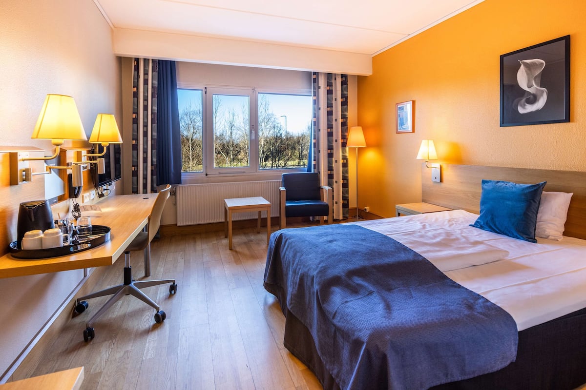 Cortinas blackout, quartos à prova de som, Wi-Fi de cortesia