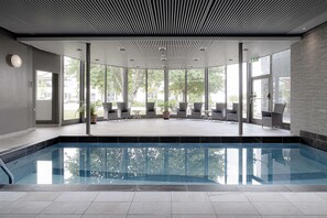 Piscina interior, espreguiçadeiras 