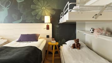 Quarto Familiar (Four) | Secretária, ferro/tábua de engomar, berços/camas para crianças grátis