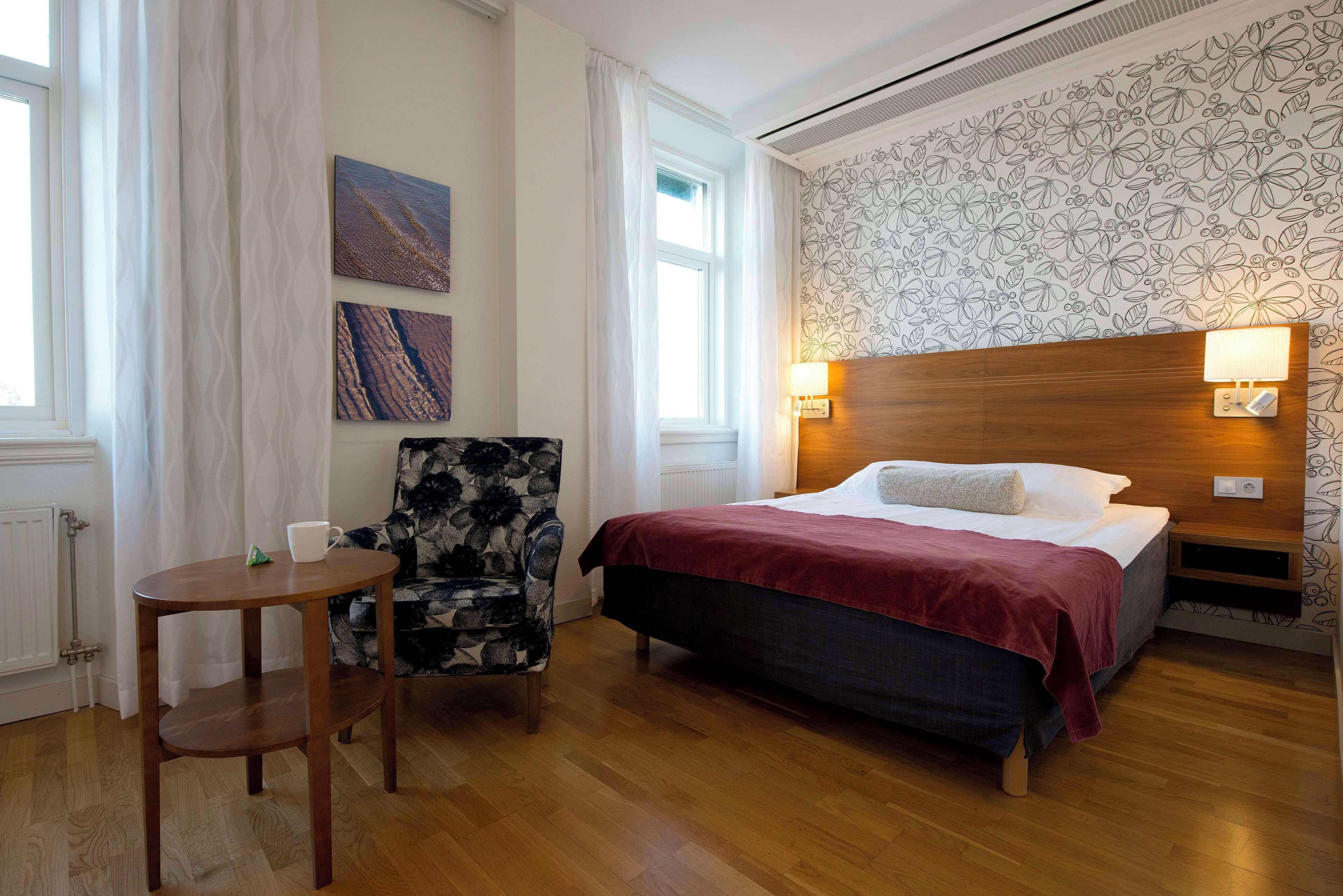 Quarto, 1 cama Queen | Escrivaninha, ferros/tábuas de passar roupa, berços grátis