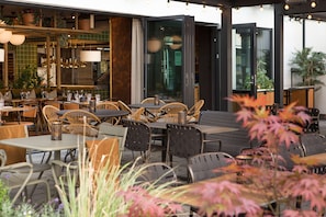 Pequenos-almoços e jantares servidos, incluindo cozinha local