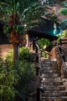 Piscina interior, piscina exterior, guarda-sóis, espreguiçadeiras 