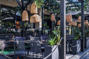 Jantares servidos, com espaço para refeições ao ar livre 