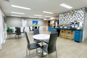 Café da manhã para viagem grátis todos os dias