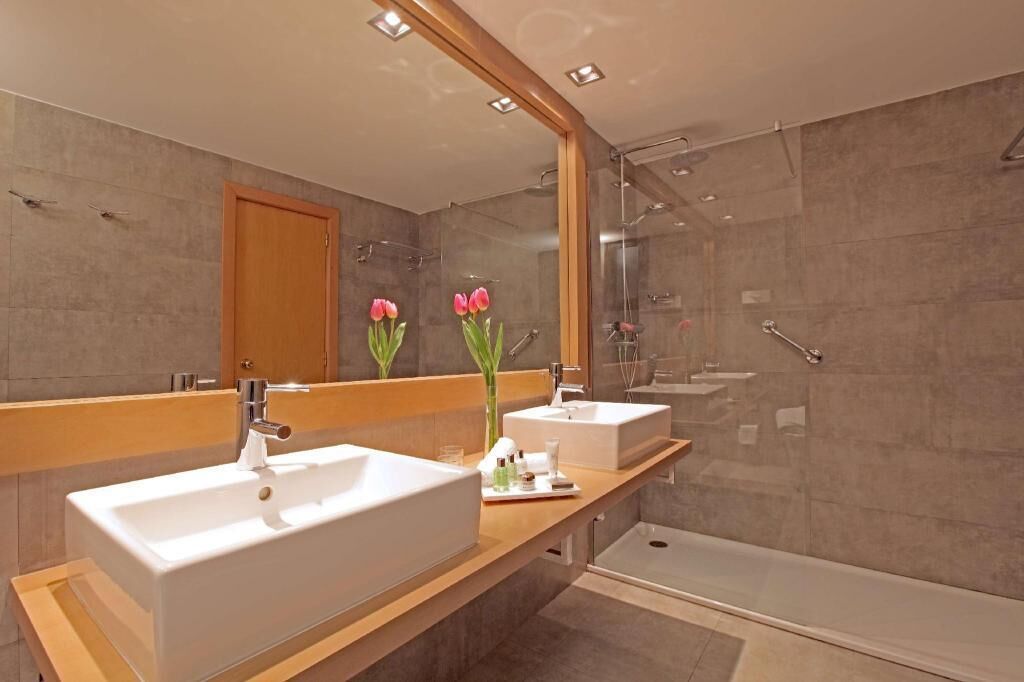 Casa de banho | Artigos de higiene ecológicos, um secador de cabelo, roupões 