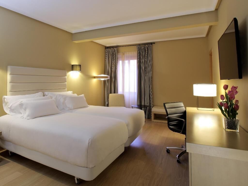 Minibar, cofre no quarto, secretária, cortinas/cortinados opacos 