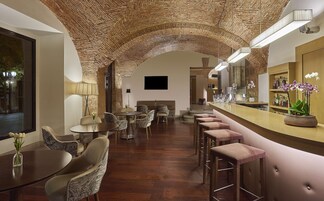 Este bar de tapas, com espaço para refeições ao ar livre 