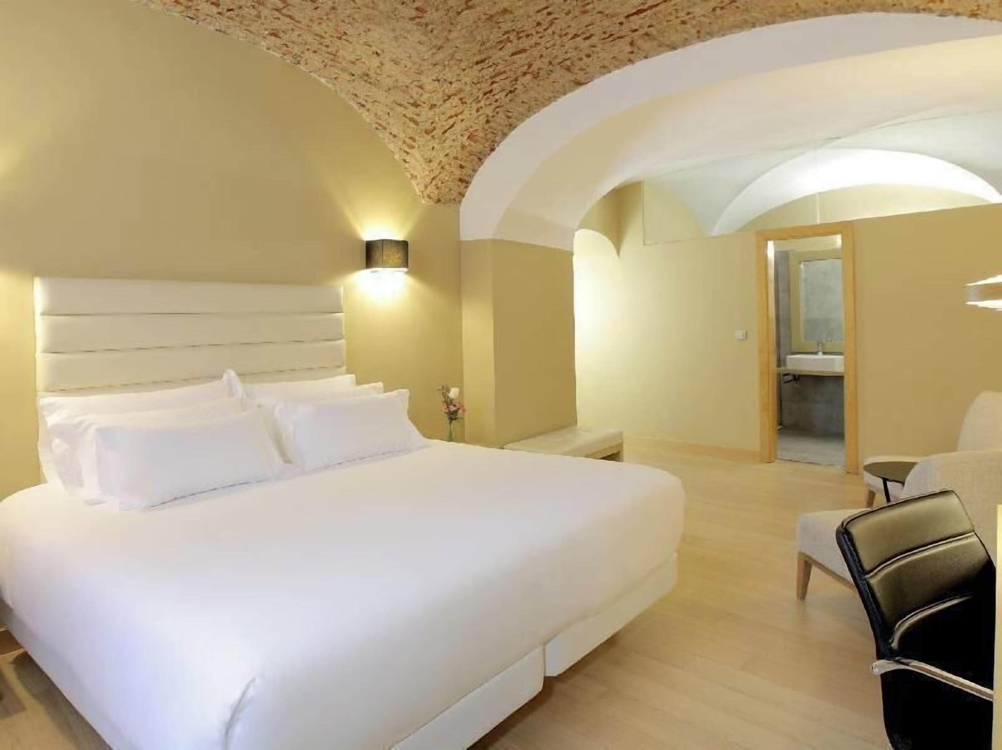 Minibar, cofre no quarto, secretária, cortinas/cortinados opacos 