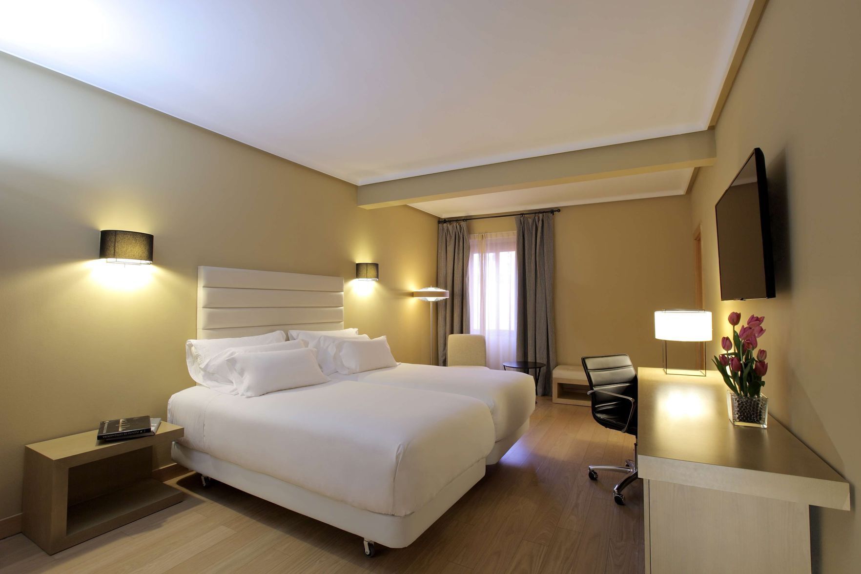 Minibar, cofre no quarto, secretária, cortinas/cortinados opacos 