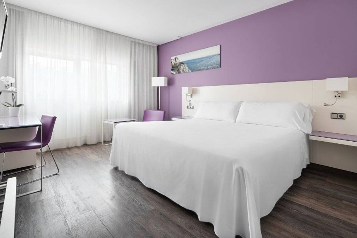 Edredões de penas, minibar, cofre no quarto, secretária 
