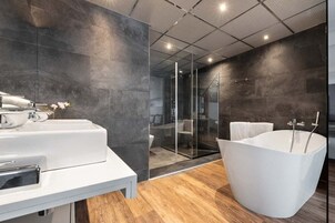 Quarto Superior | Edredões de penas, minibar, cofre no quarto, secretária 