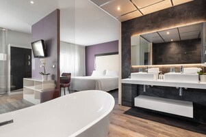 Quarto Superior | Casa de banho | Uma banheira, artigos de higiene ecológicos, um secador de cabelo 