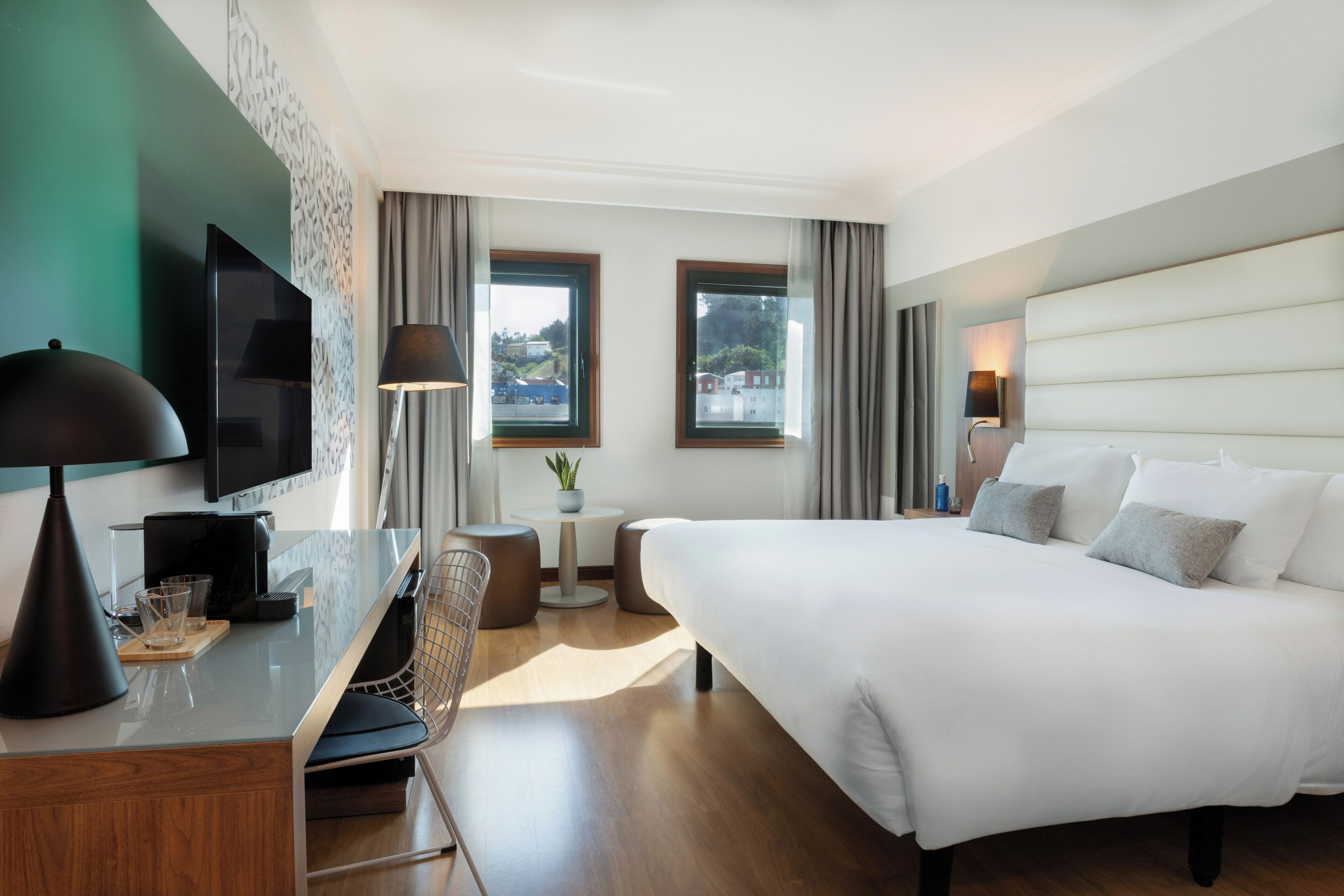 Quarto superior | Frigobar, cofres nos quartos, escrivaninha, cortinas blackout