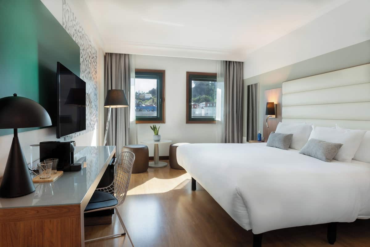 Quarto superior | Frigobar, cofres nos quartos, escrivaninha, cortinas blackout