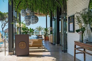 4 restaurantes: servem pequenos-almoços, almoços, jantares e brunches