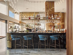 2 bares/lounges, um bar junto à piscina, um bar de praia 