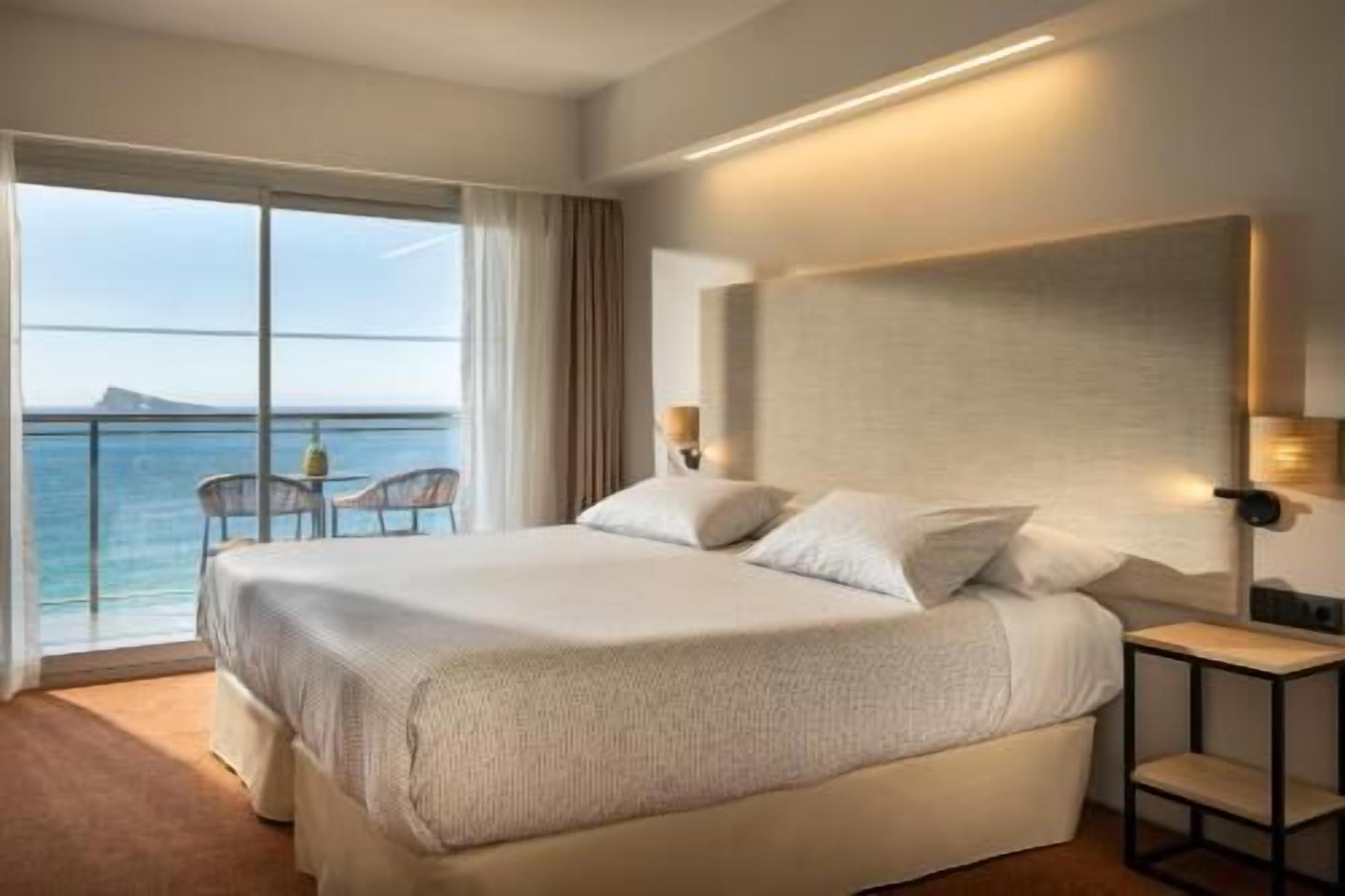 Minibar, cofre no quarto, secretária, ferro/tábua de engomar 