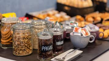 Buffet com diversos alimentos e acompanhamentos, incluindo potes identificados como 'PASAS' e 'ARANNA'.
