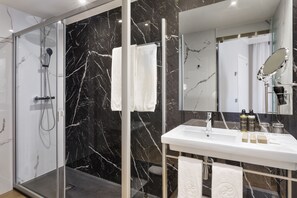 Quarto Duplo (sofá cama) | Casa de banho | Artigos de higiene ecológicos, um secador de cabelo, toalhas fornecidas 