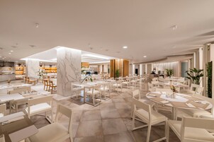 Pequeno-almoço tipo buffet diário (19.99 EUR por pessoa) 