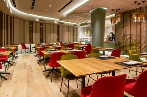 Pequeno-almoço tipo buffet diário mediante uma taxa