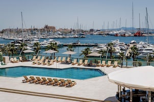 Piscina externa sazonal, funciona das 10h às 18h, guarda-sóis