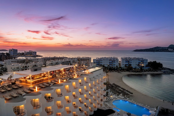 Fachada da propriedade à noite