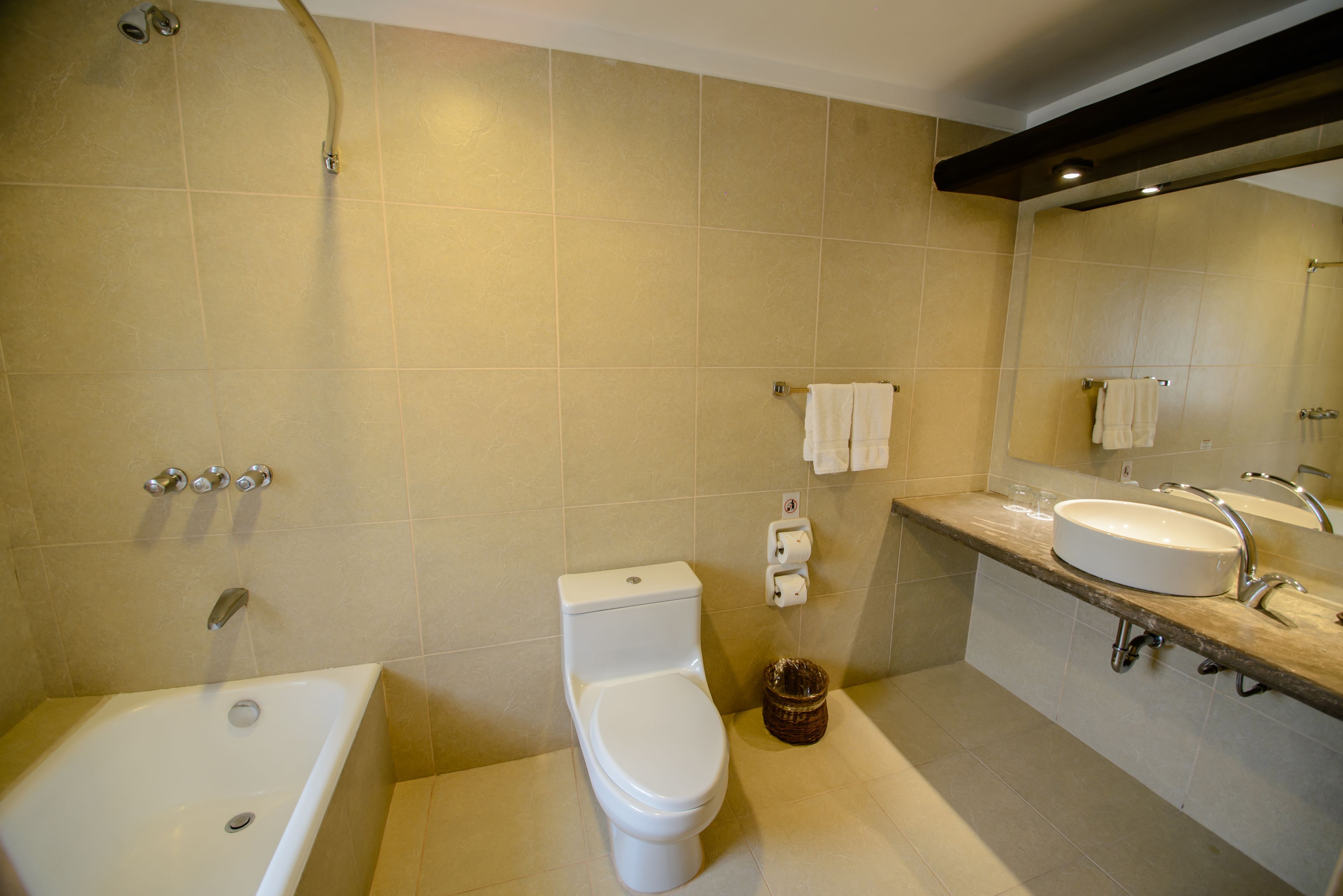 Uma casa de banho moderna com banheira, sanita e lavatório.