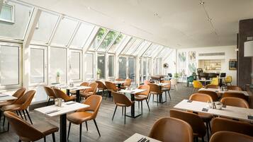 Pequeno-almoço tipo buffet diário (17 EUR por pessoa)