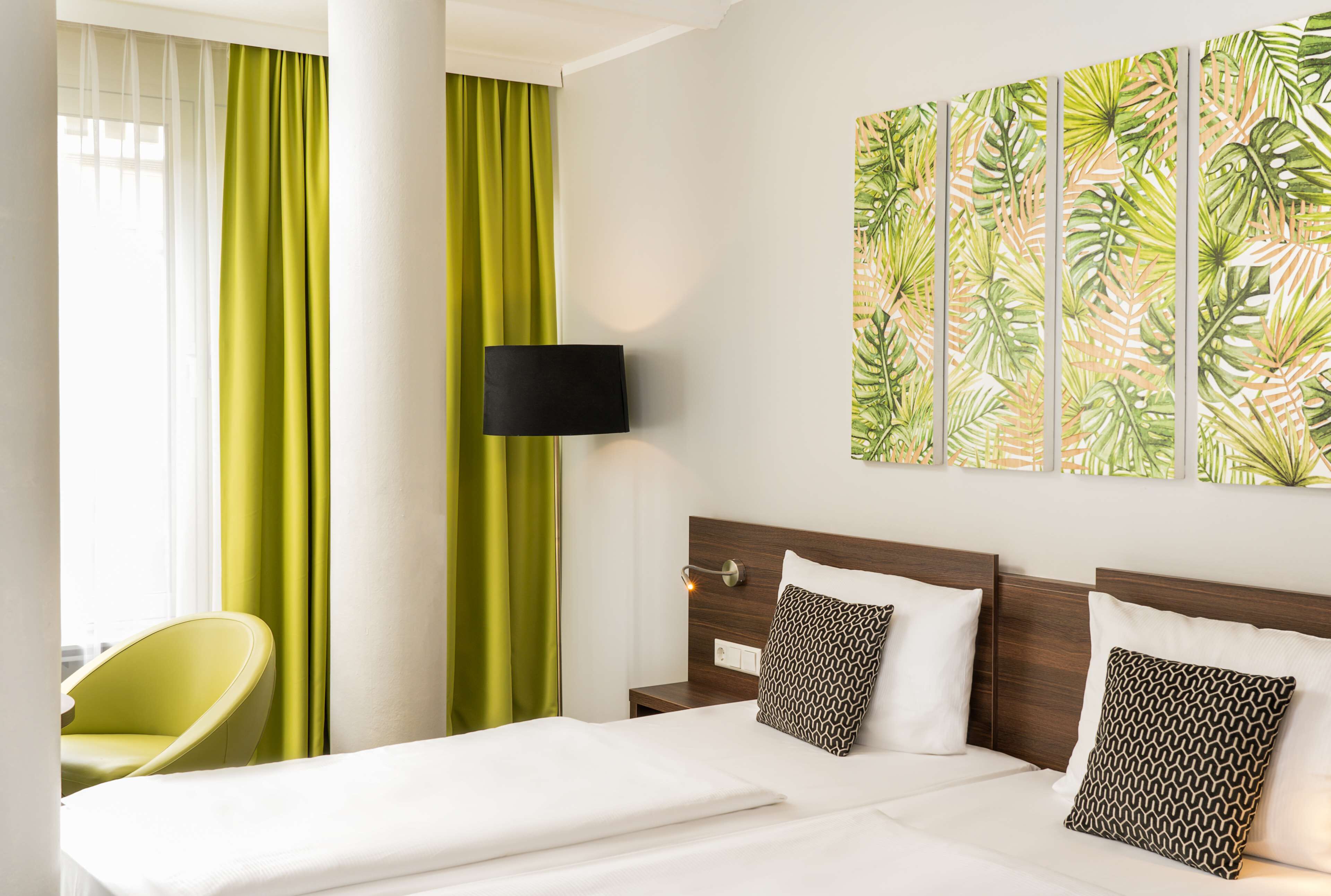 Frigobar, cofres nos quartos, escrivaninha, cortinas blackout